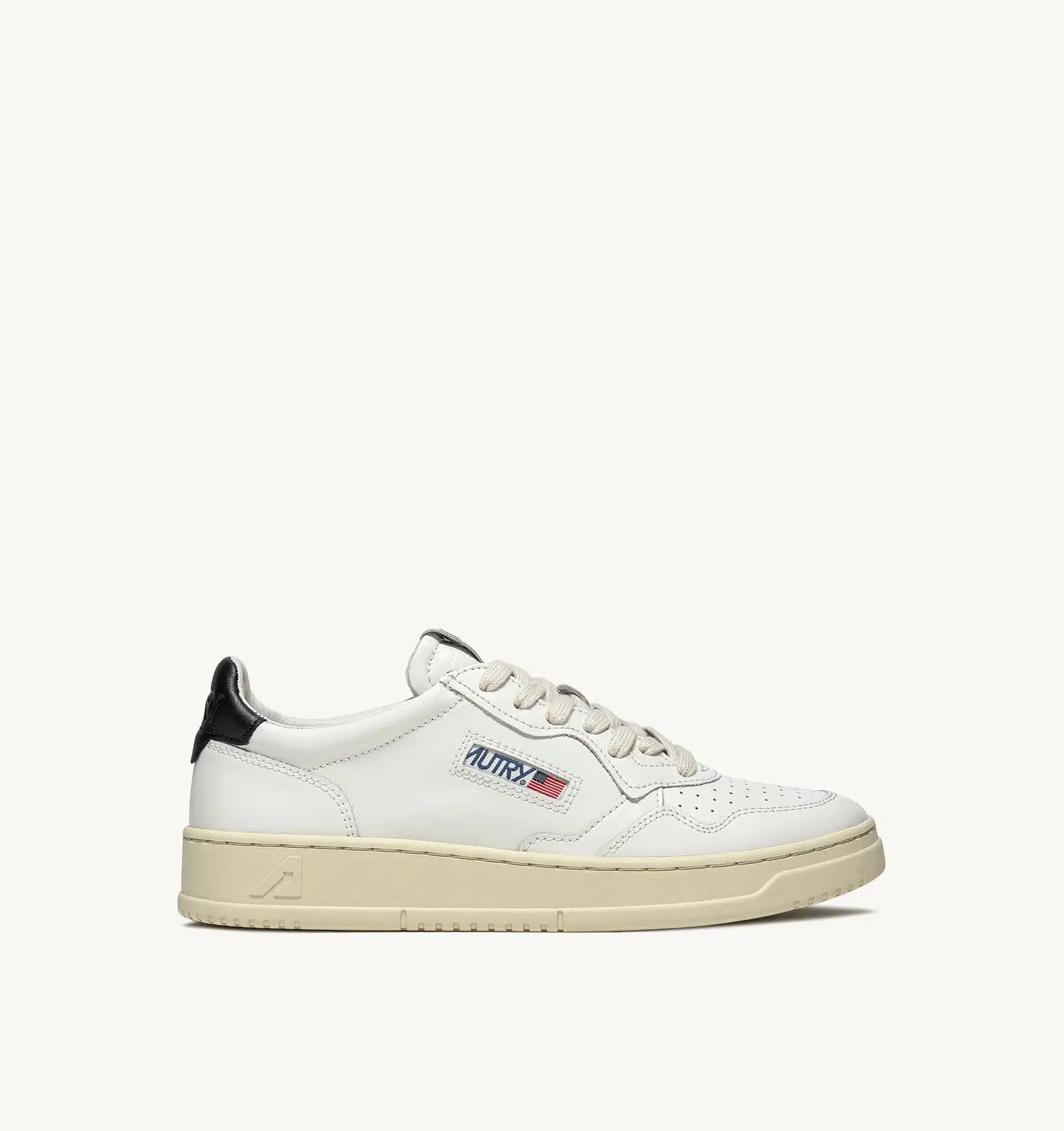 Sneaker Uomo autry Medalist Low in pelle Bianca con Spoiler Nero mod ...